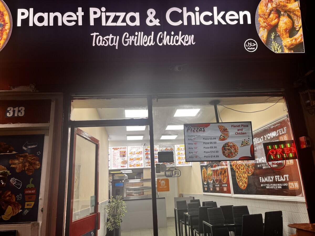 High Street Pizza & Chicken Shop in Chatham Kent with 3 Upstairs Flats