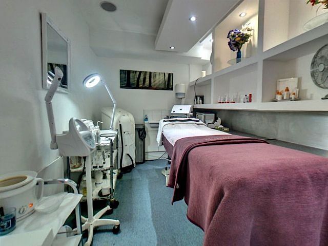 London-based Double-Fronted Beauty Salon & Day Spa with High Weekly ...